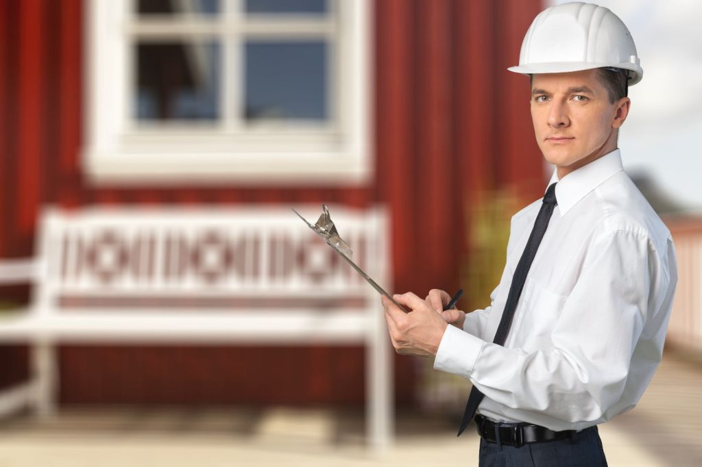 Inspecteur en bâtiment pour une inspection préachat de maison